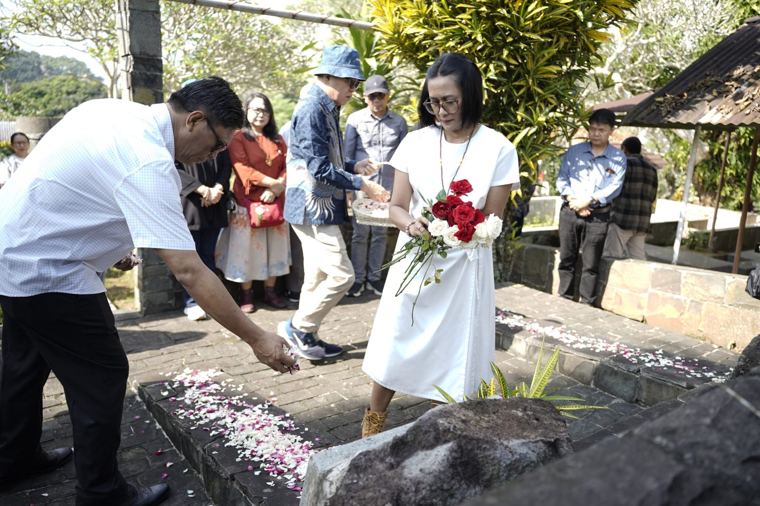 Menghidupi Jejak Pendiri, UKSW Lestarikan Tradisi Tabur Bunga ...